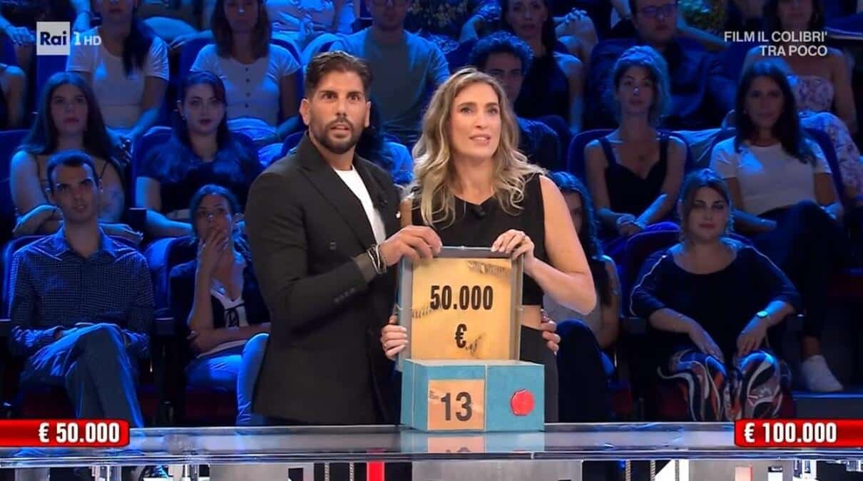 Affari Tuoi, Simona e Luca sognano 100.000€, ma vincono la metà